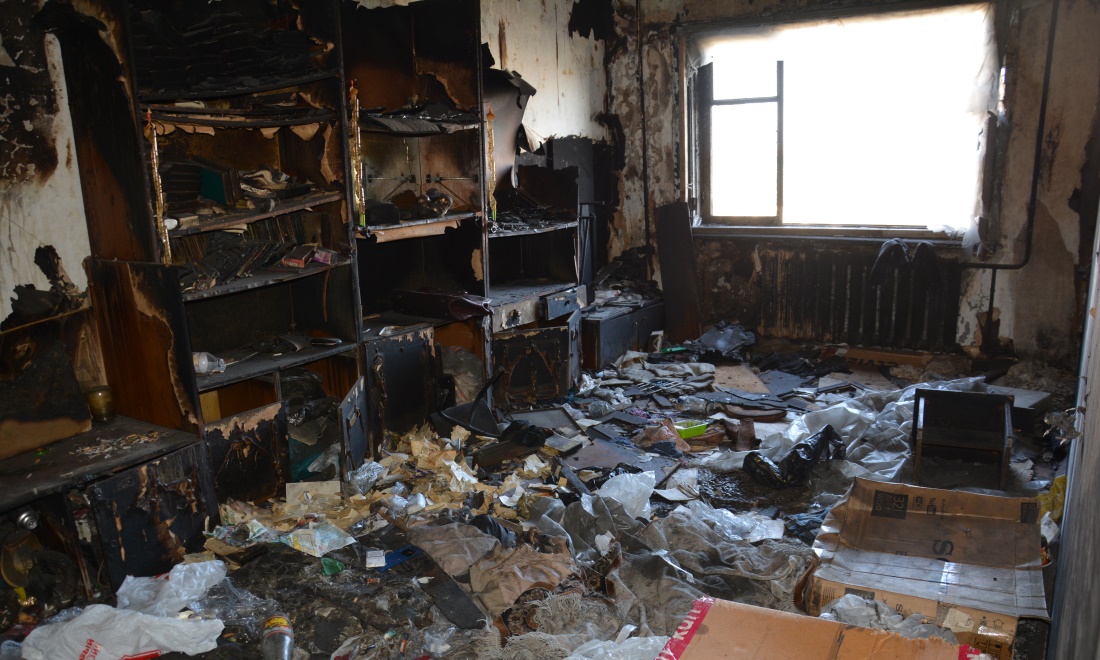 В НСО 72-летняя женщина живёт в сгоревшей квартире без окон и электричества | Новости – Gorsite.ru